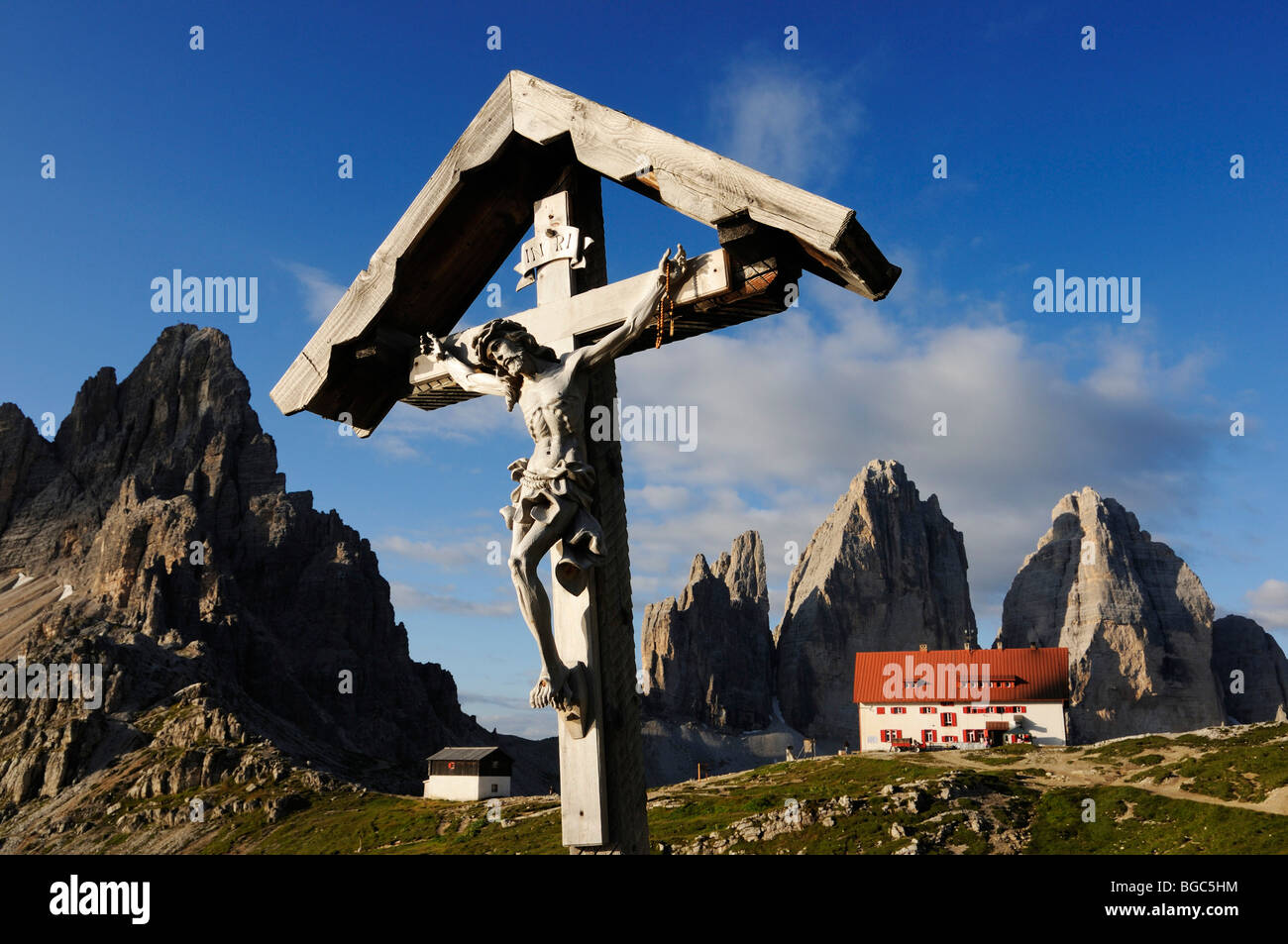 Crocifisso al Dreizinnen-huette rifugio di montagna, Alta Pusteria ...
