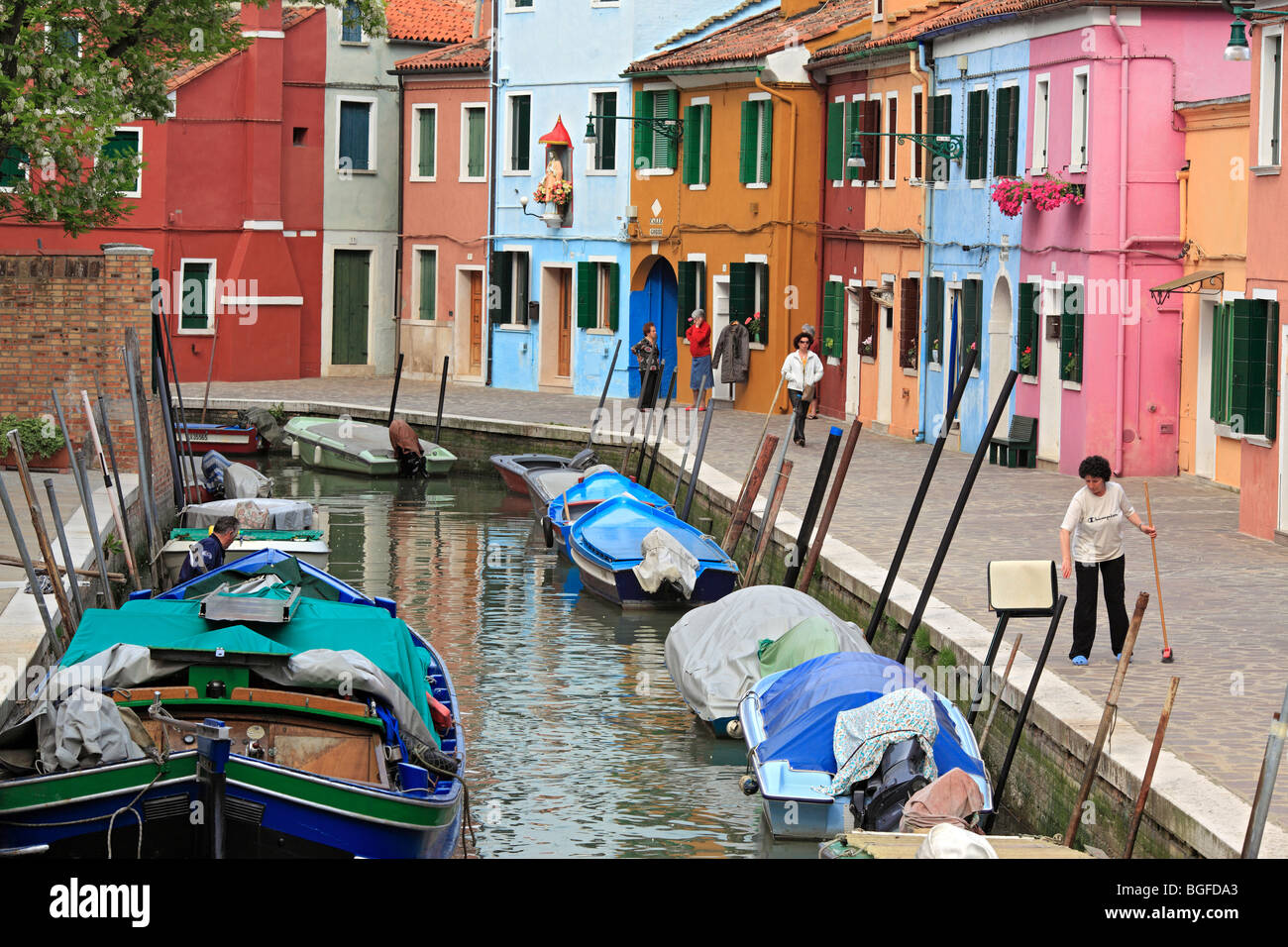Colored facades immagini e fotografie stock ad alta risoluzione - Alamy