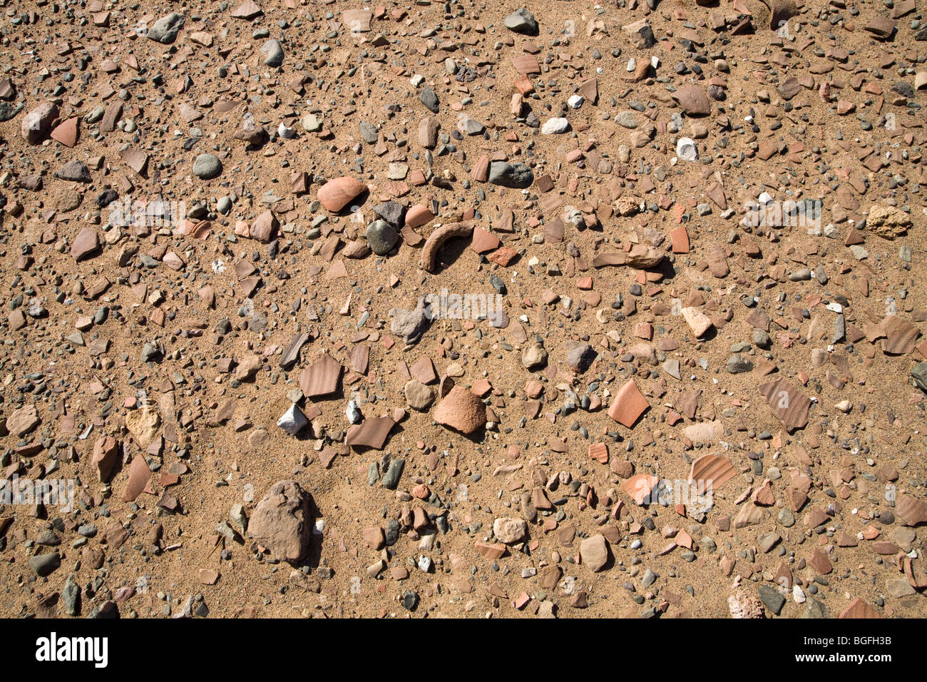 Pile di antichi cocci rotti sul pavimento del deserto a Daydamus Roman ...