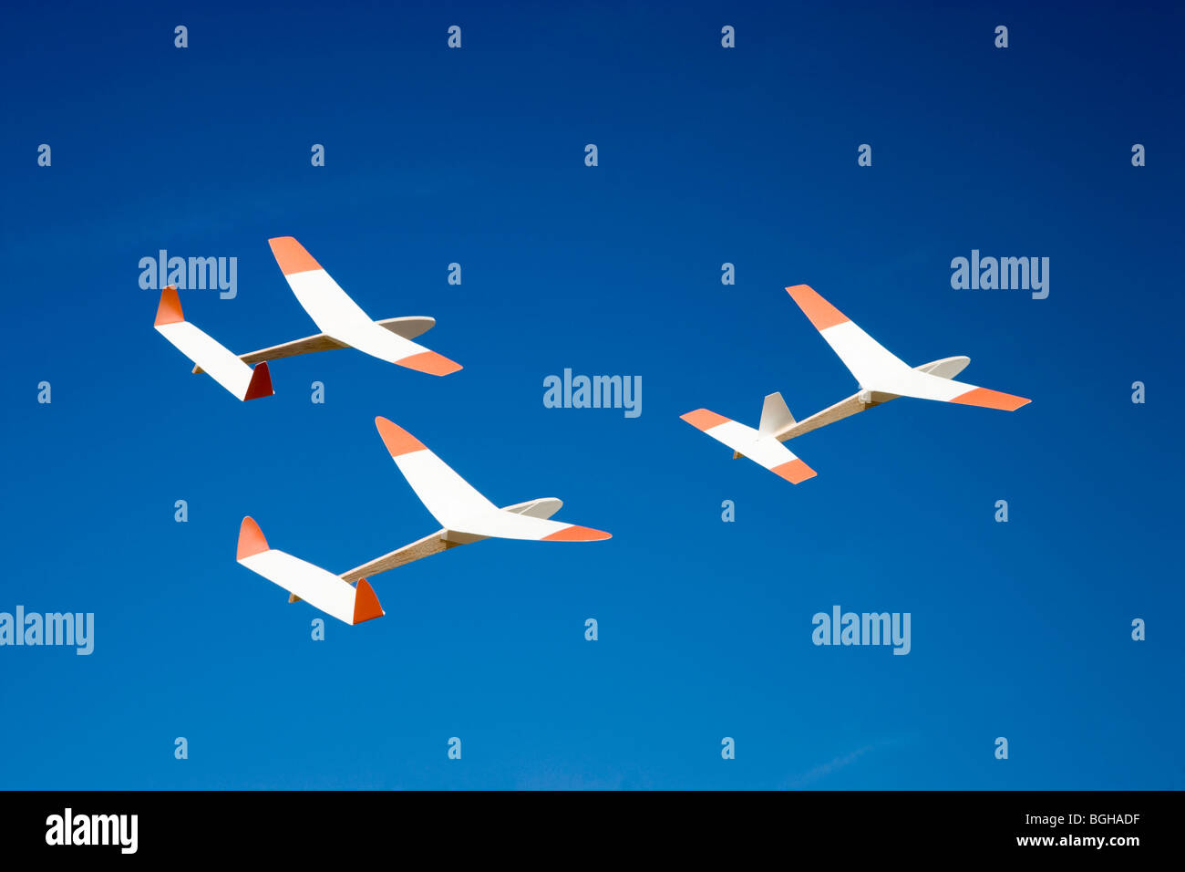 Aeroplani che volano immagini e fotografie stock ad alta risoluzione ...