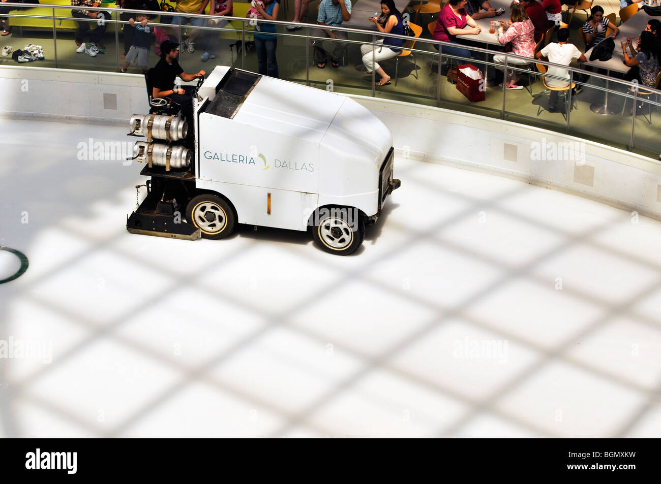 Zamboni ice rink immagini e fotografie stock ad alta risoluzione - Alamy