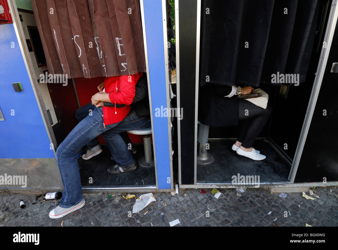 Passport photo booth immagini e fotografie stock ad alta risoluzione ...