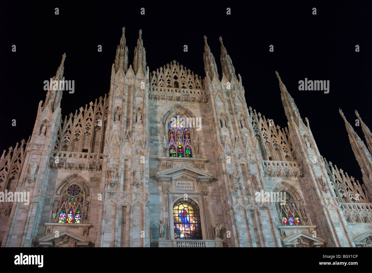 Duomo di Milano, Italia di notte, con finestre in vetro colorato ...