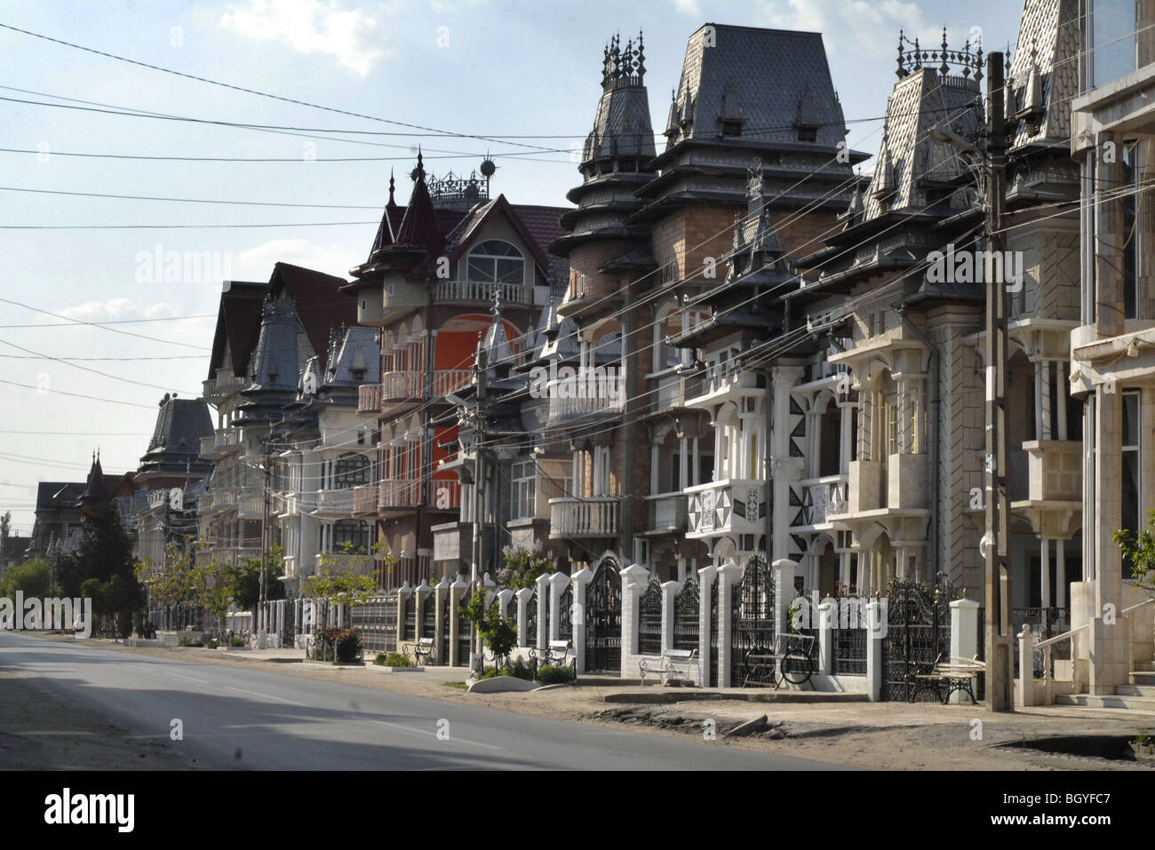 Le case dei ricchi zingari provenienti da buzescu villaggio, a sud ...