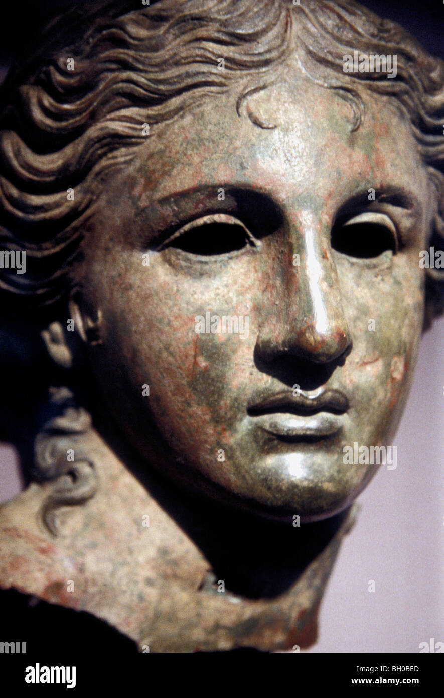 Busto in bronzo di Anahita, dea babilonese associato con la ...