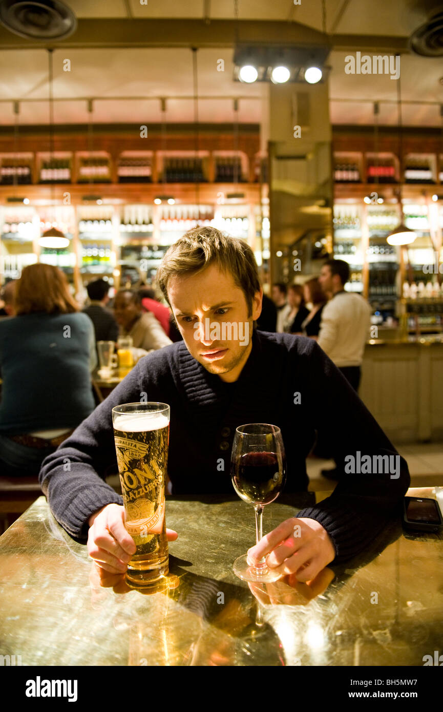Bere alcolici al bar occupato immagini e fotografie stock ad alta ...