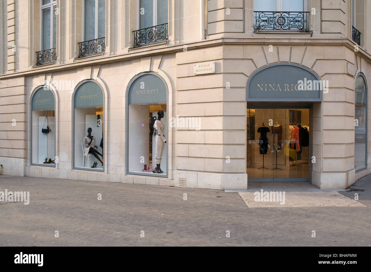 Nina ricci immagini e fotografie stock ad alta risoluzione - Alamy