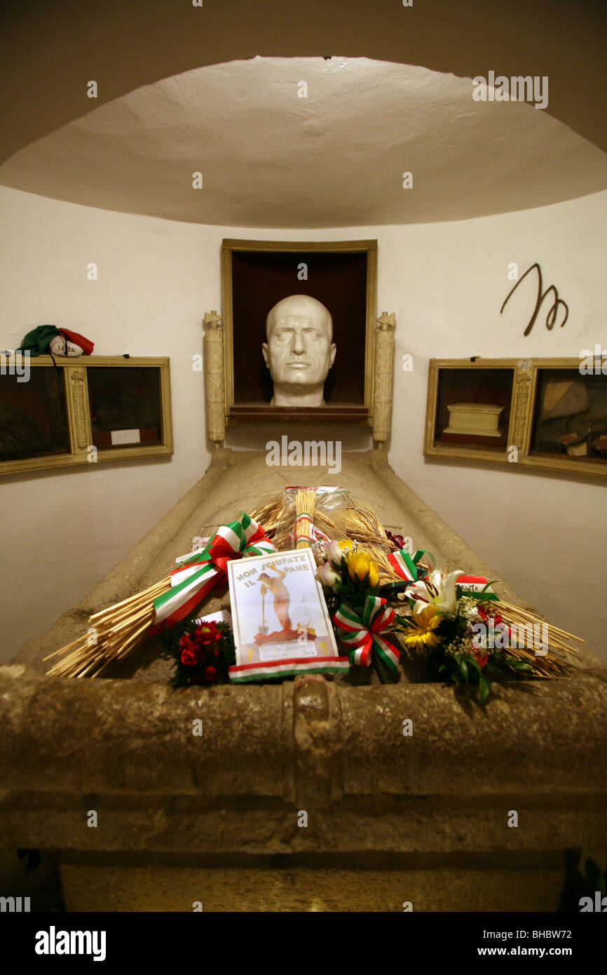 Mussolini 1945 immagini e fotografie stock ad alta risoluzione - Alamy