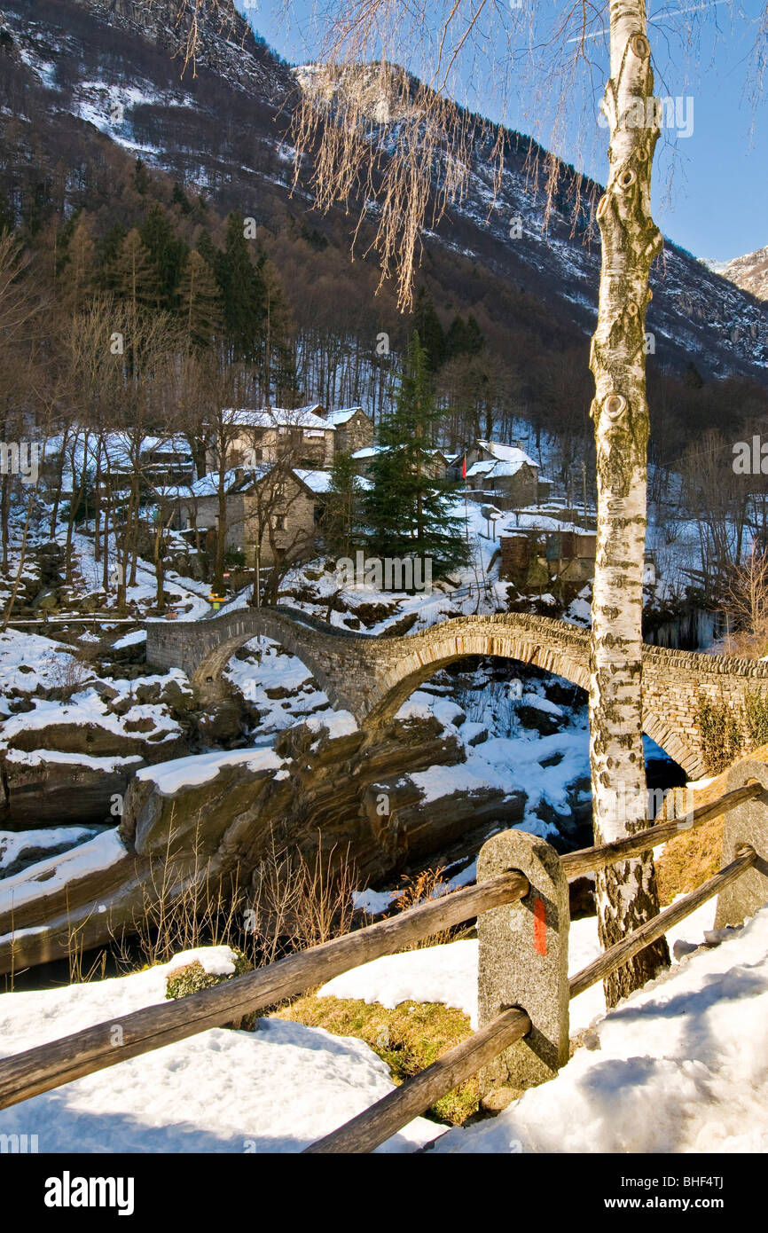 Ponte dei salti valle verzasca immagini e fotografie stock ad alta ...