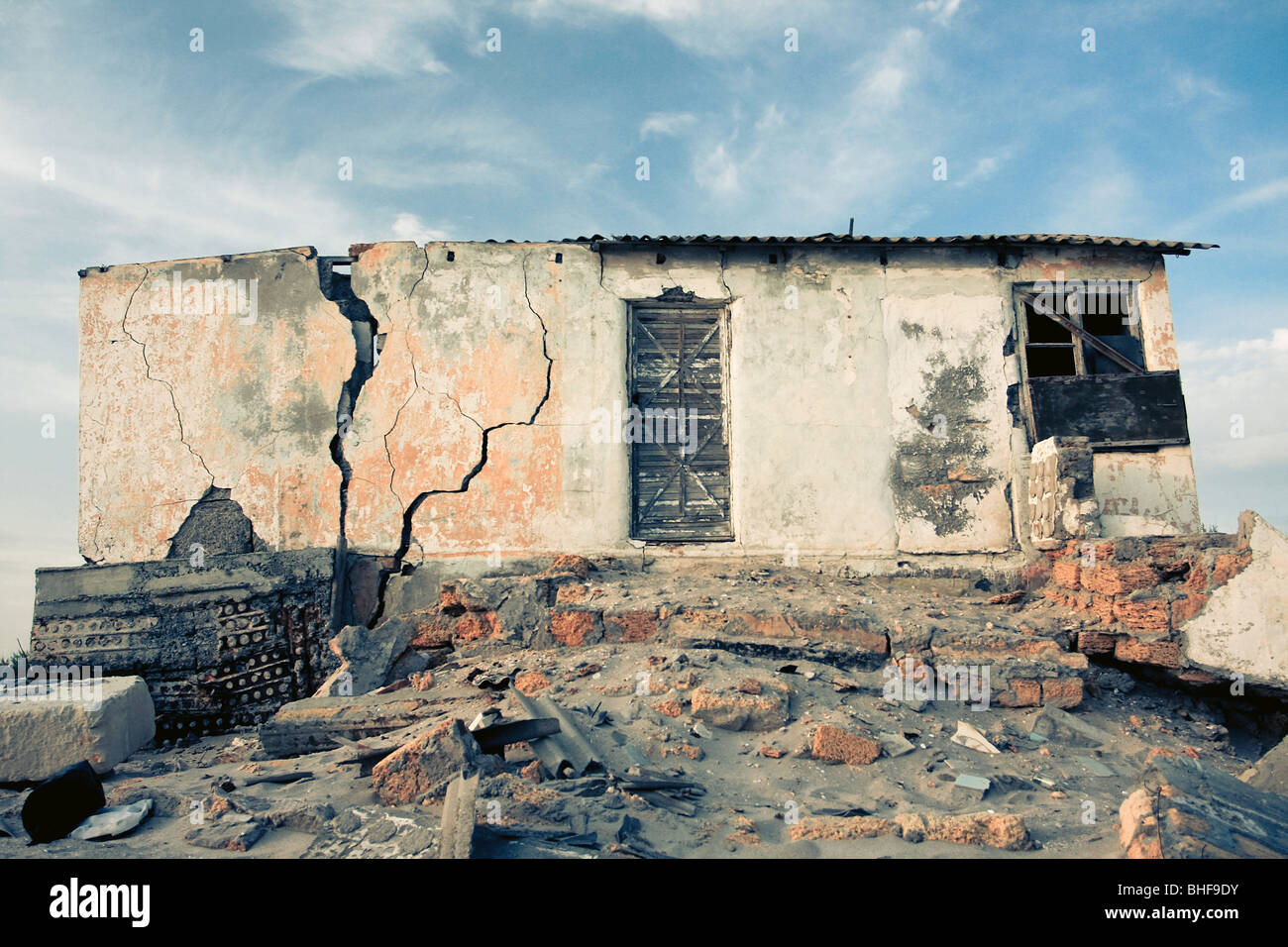 Edificio distrutto immagini e fotografie stock ad alta risoluzione - Alamy
