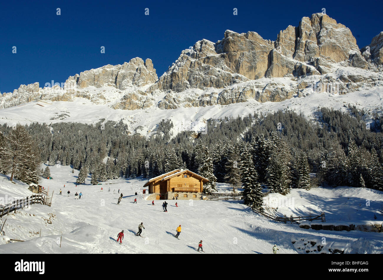 Paesaggio di montagna in inverno con capanna alpina, Karerpass, gruppo ...