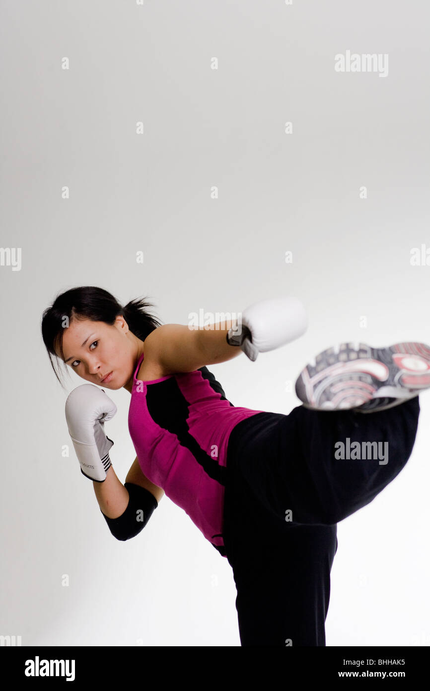 Kick boxing young woman kicking immagini e fotografie stock ad alta ...