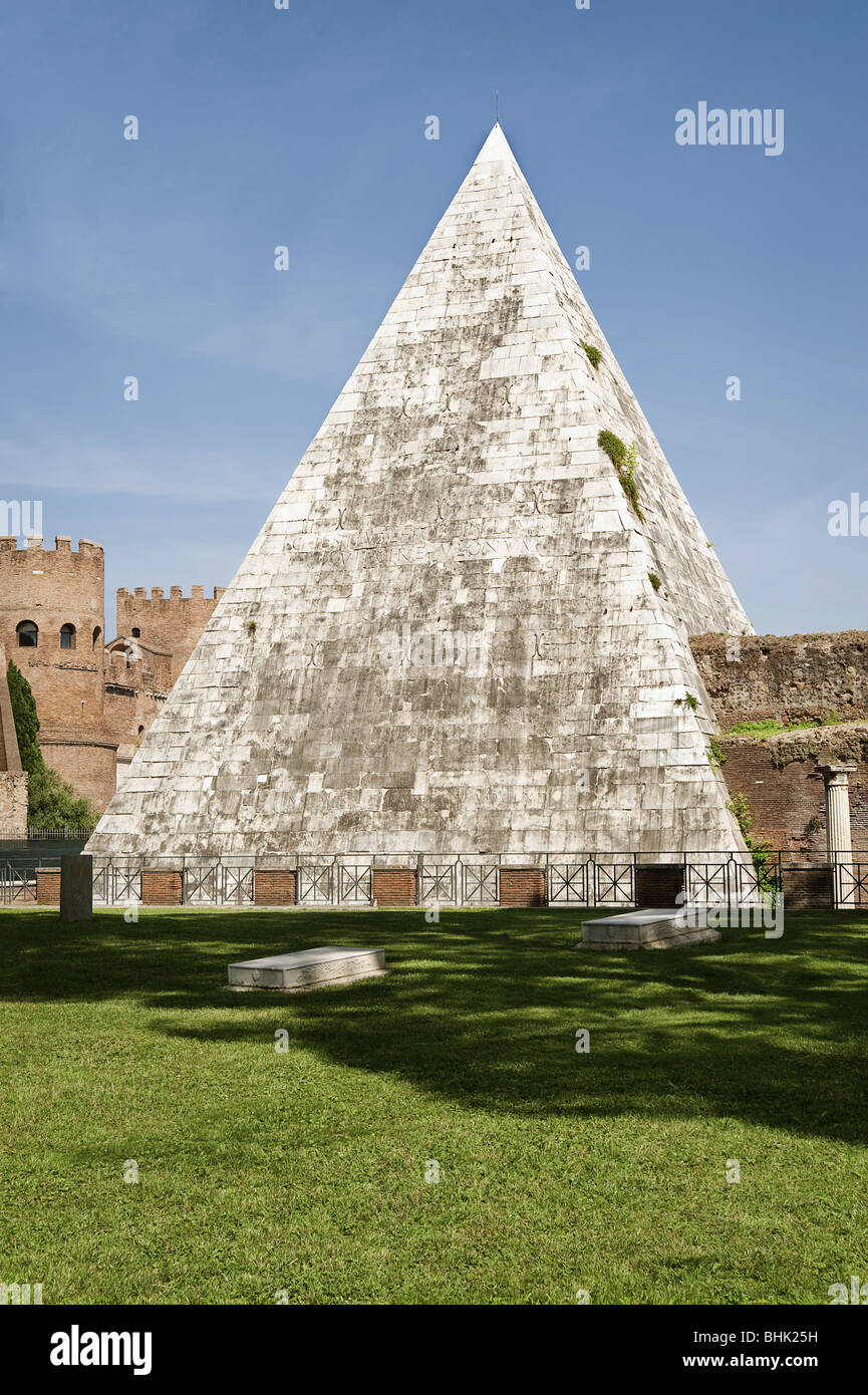 Piramide romana immagini e fotografie stock ad alta risoluzione - Alamy