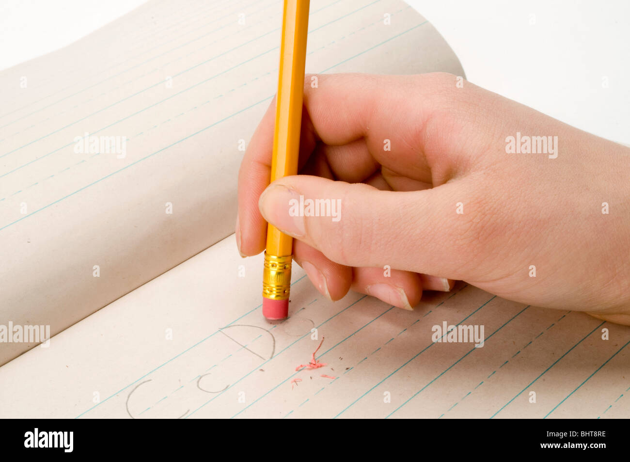 Mano del bambino che scrive a matita immagini e fotografie stock ad ...