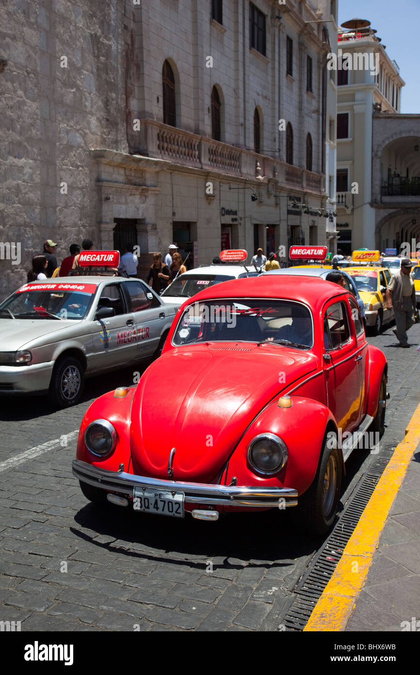 Red scarabeo di Volkswagen in Arequipa, Perù Foto stock - Alamy
