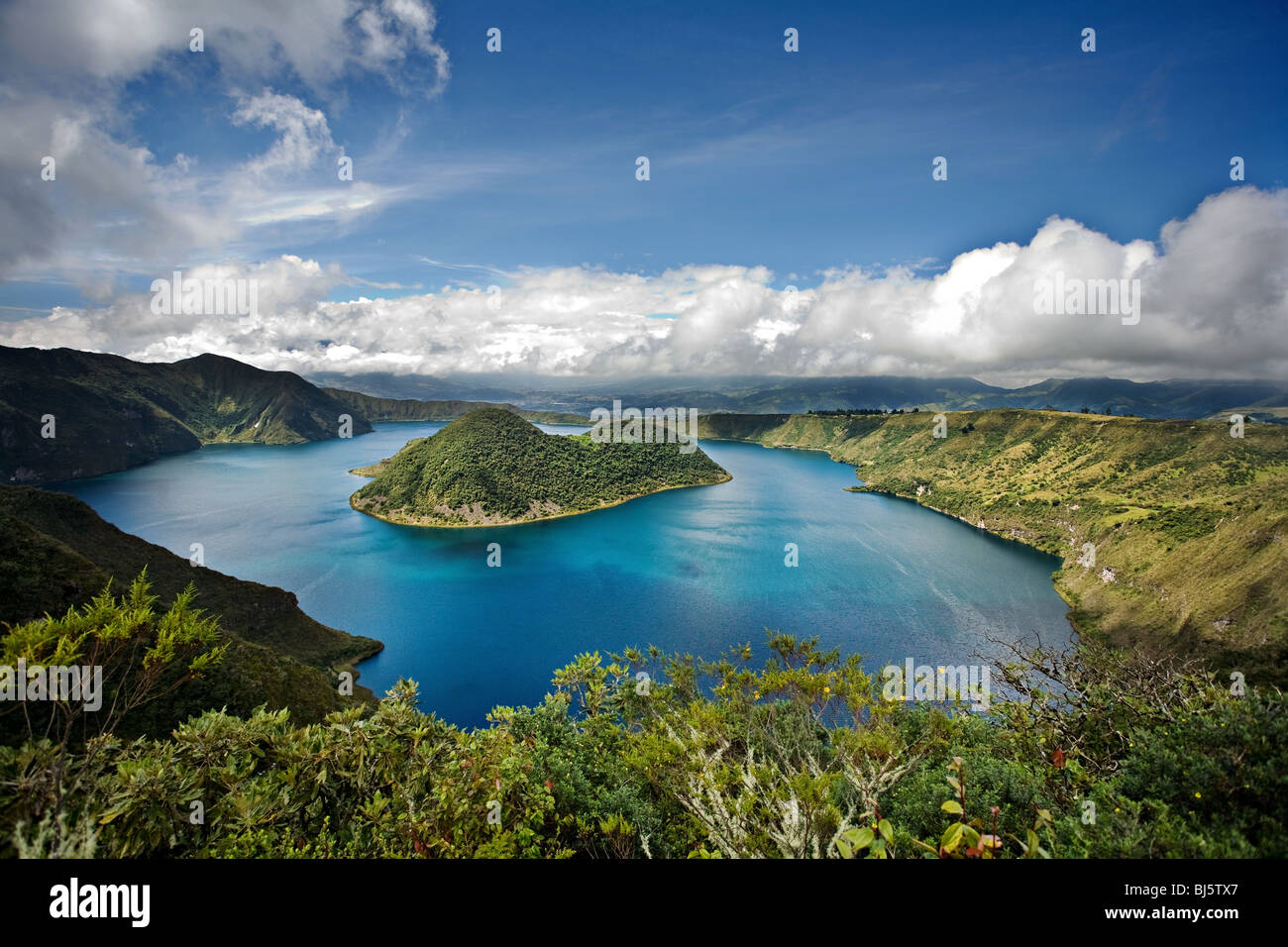 Lago del cratere di cuicocha immagini e fotografie stock ad alta ...