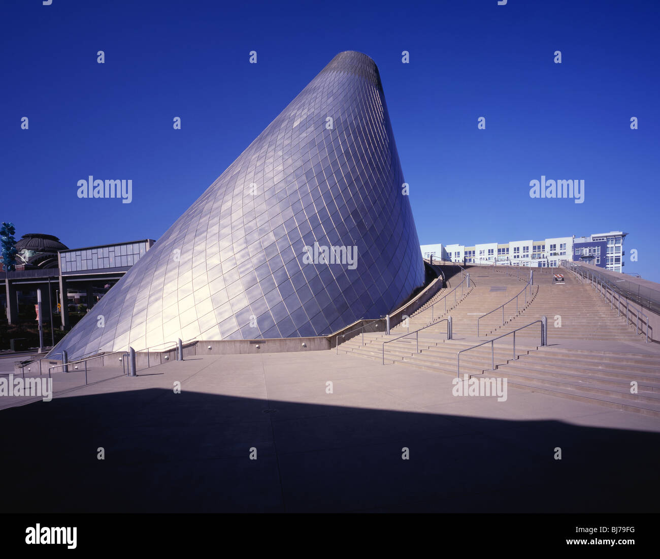 Edificio a forma di cono immagini e fotografie stock ad alta ...