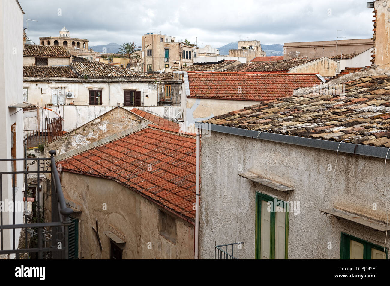 Casa bianca con tetto di tegole rosse immagini e fotografie stock ad ...