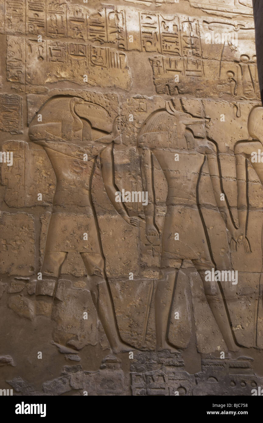 Rilievo raffigurante il dio della sapienza, Toth e il Dio dei morti ...