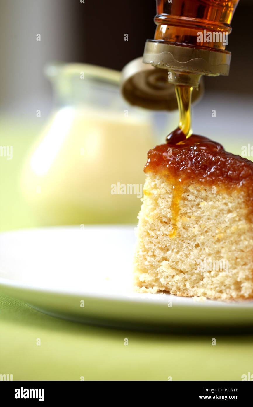 Budino di spugna sciroppo d'oro immagini e fotografie stock ad alta ...