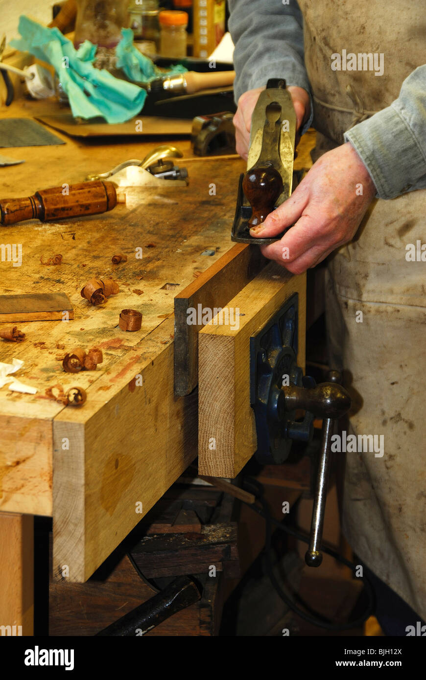 Restauratore di mobili antichi immagini e fotografie stock ad alta ...