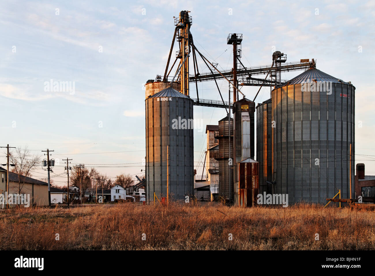 Contadino con bidoni di grano immagini e fotografie stock ad alta ...