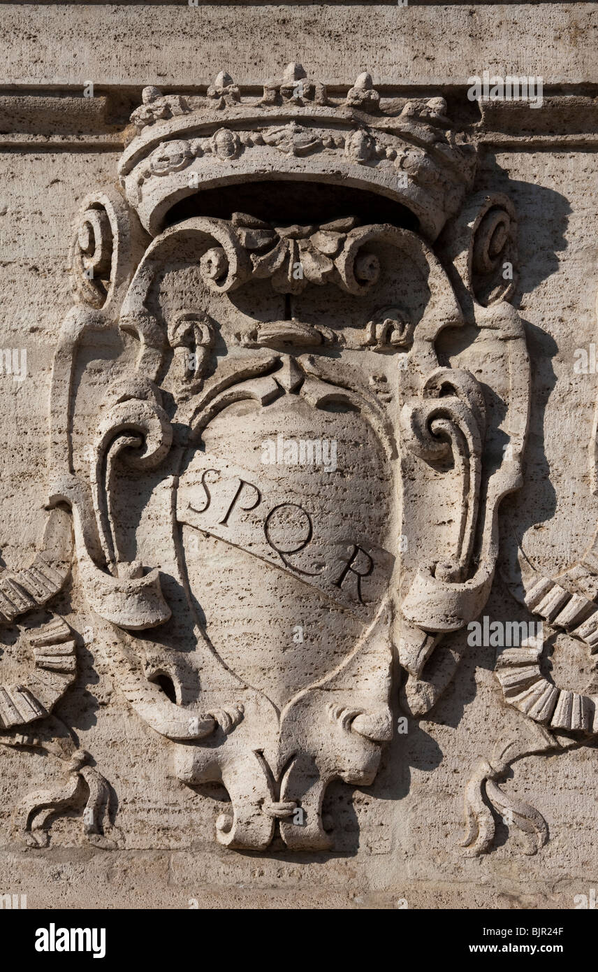 SPQR iscrizione iniziali per la frase Senatus Populusque Romanus ...