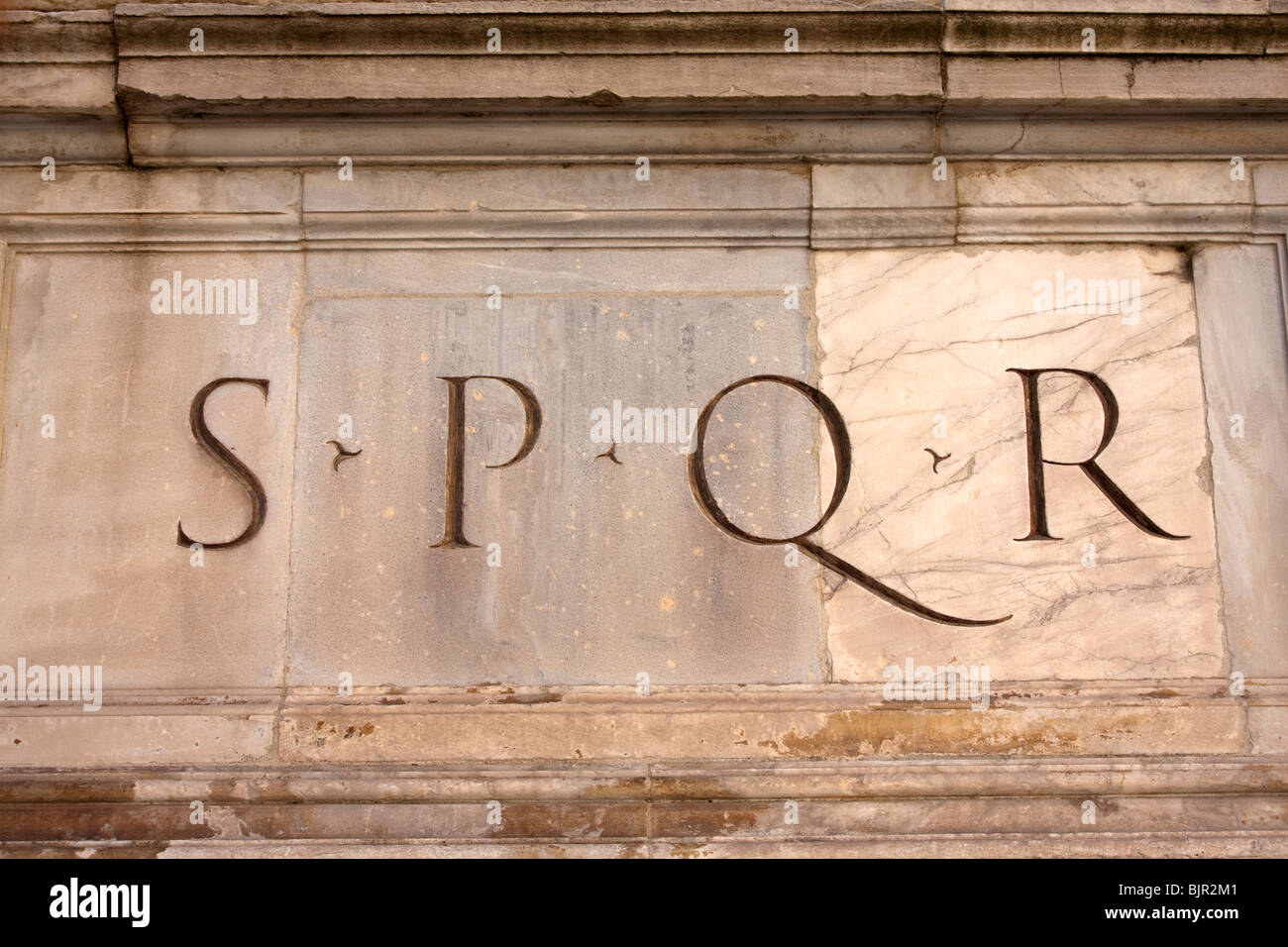 SPQR iscrizione iniziali per la frase Senatus Populusque Romanus ...