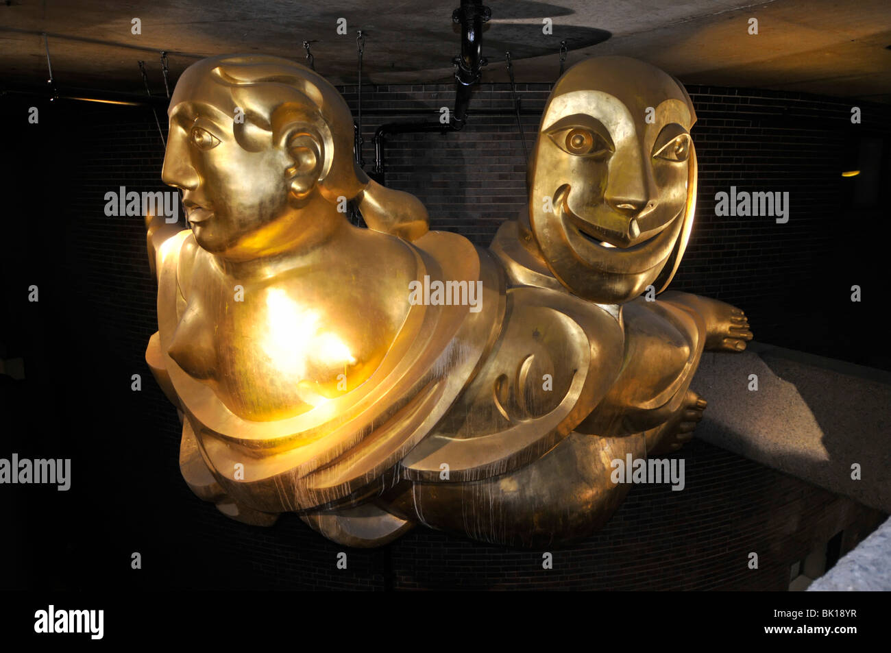 Dorare Barbican Muse scultura di donna tenendo la tragedia e la ...