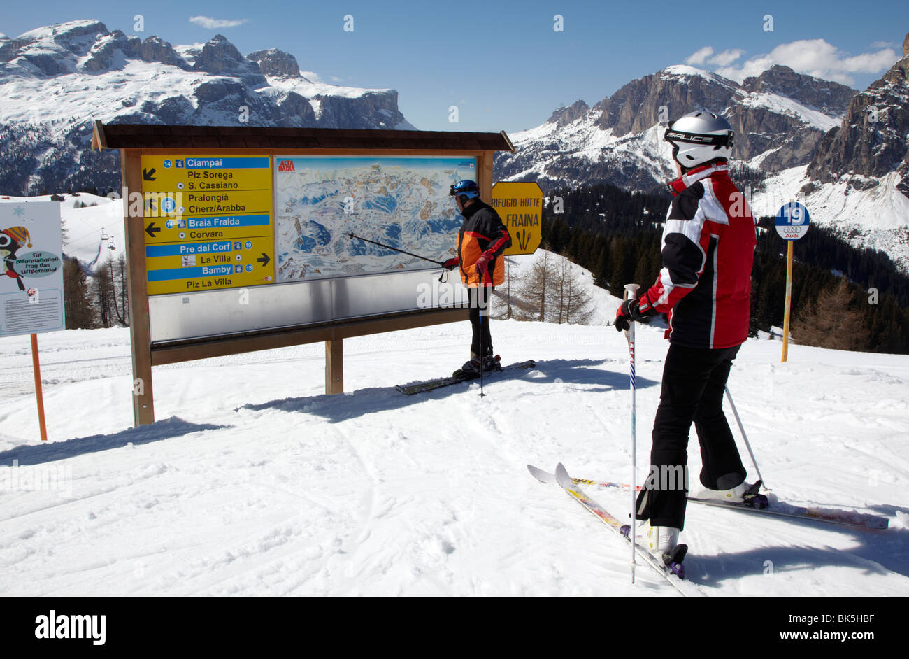 Sciatori che leggono una mappa delle piste immagini e fotografie stock ...