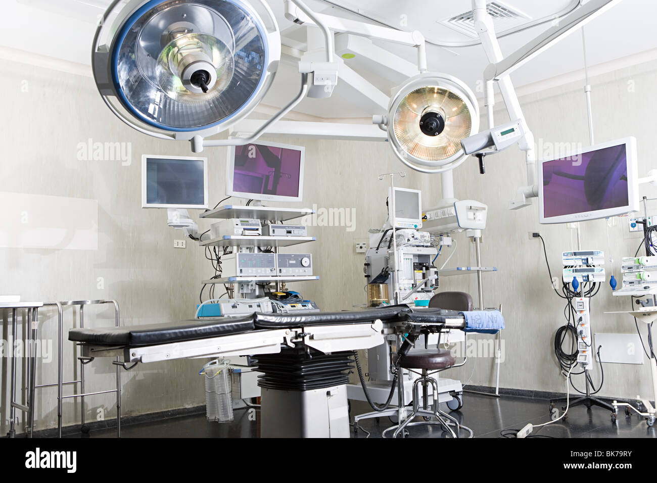 Luci di sala operatoria immagini e fotografie stock ad alta risoluzione ...