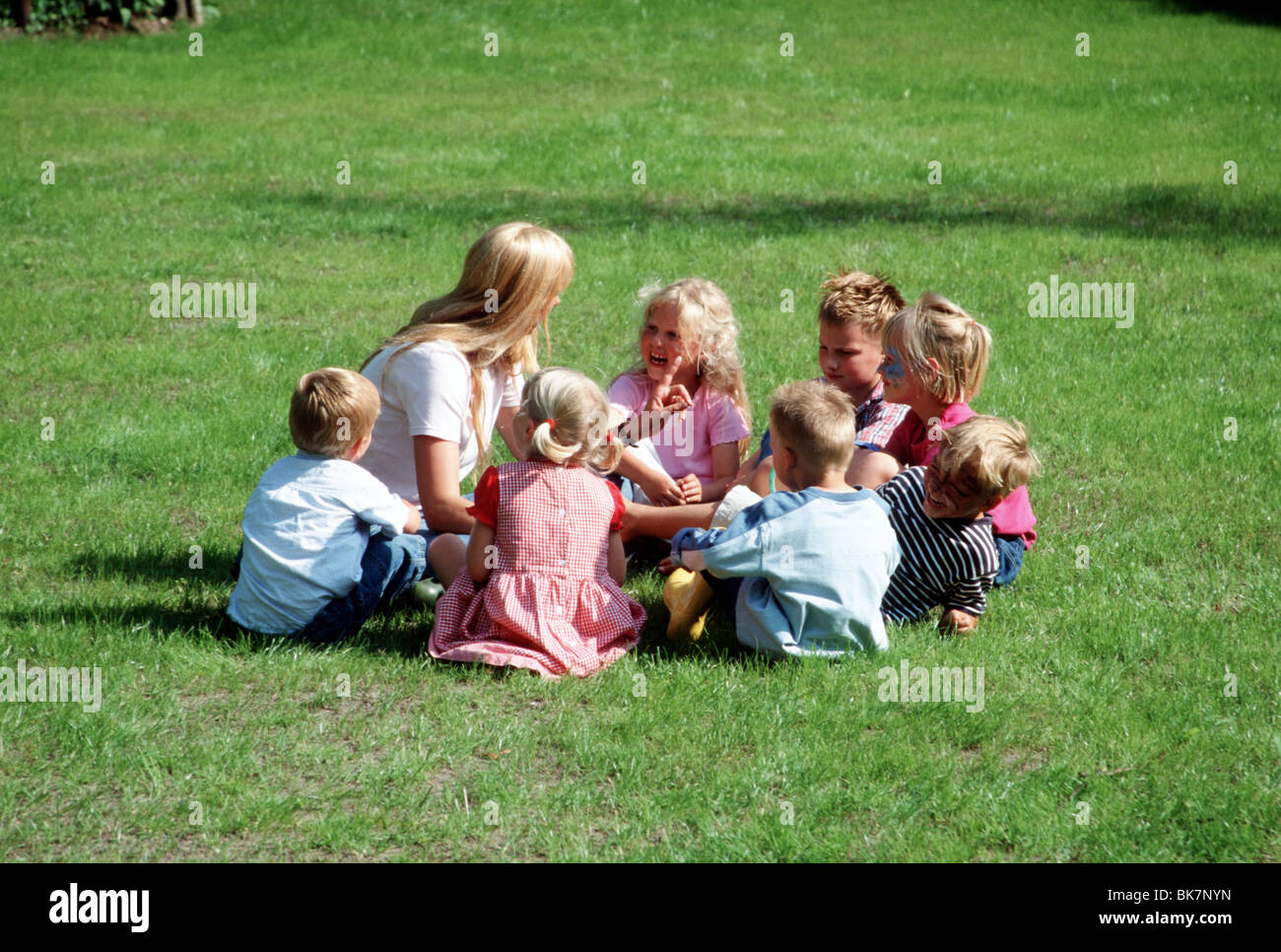 Bambini seduti cerchio scuola immagini e fotografie stock ad alta ... Bambini seduti cerchio scuola immagini e fotografie stock ad alta ...