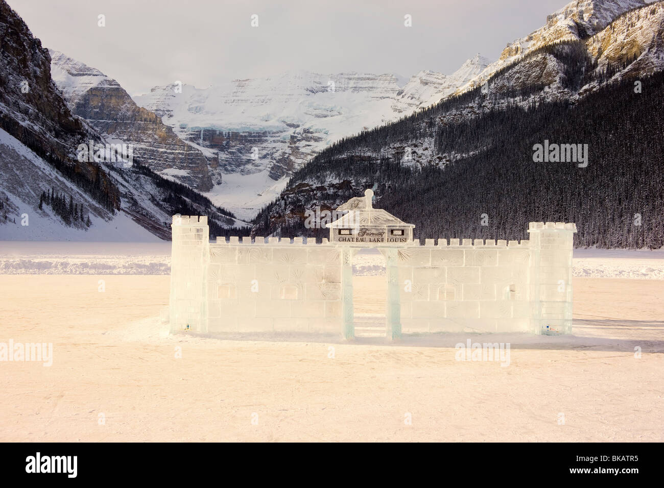 Il castello di ghiaccio scultura su Lake Louise in inverno, il Parco ...