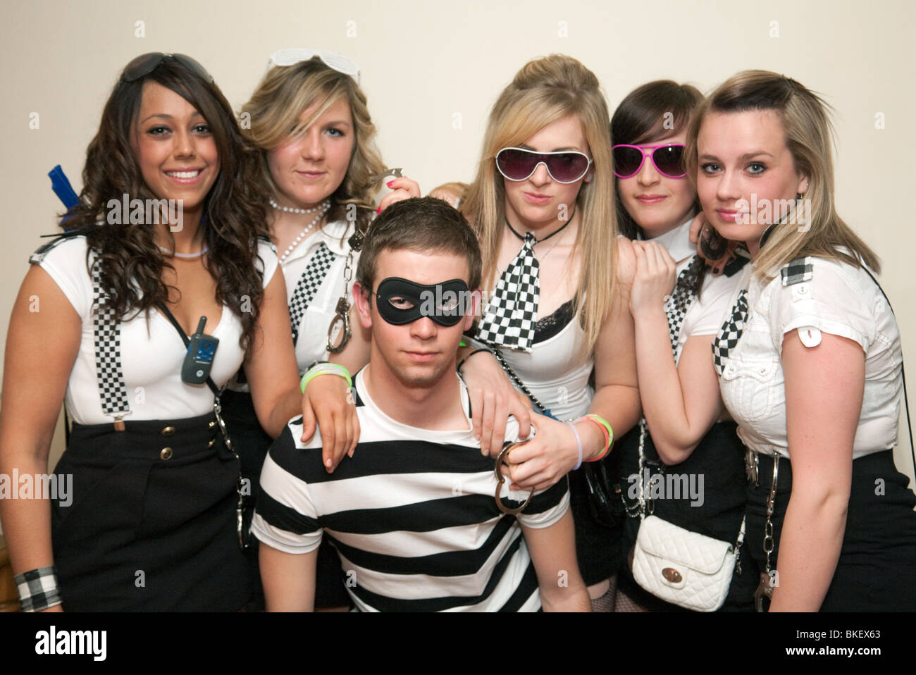 Un gruppo di ragazzi adolescenti ragazzi adolescenti e ragazze vestite ...