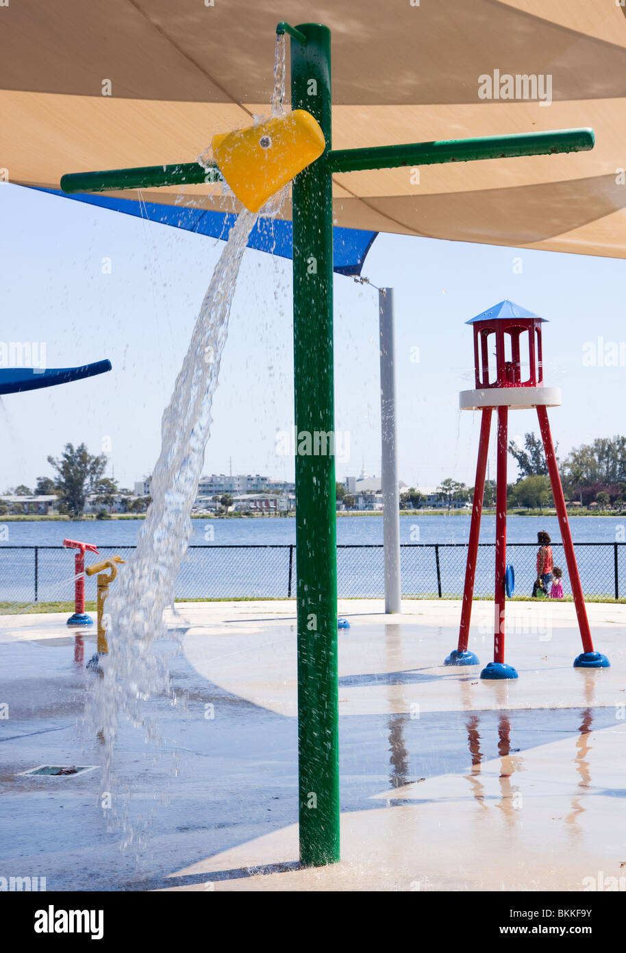 Acqua che versa nel secchio immagini e fotografie stock ad alta ...