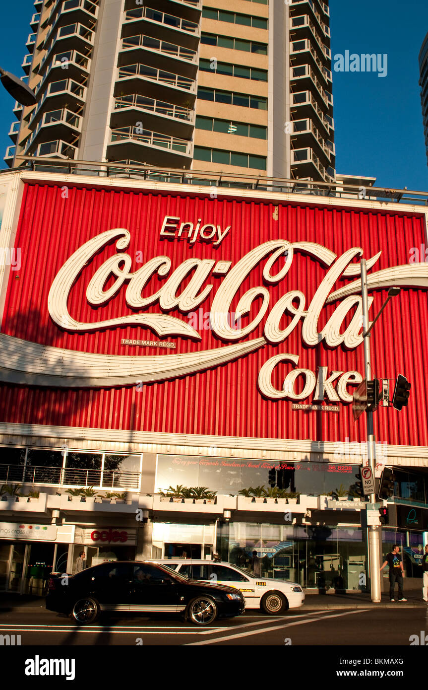 Segno iconico della coca cola immagini e fotografie stock ad alta ...