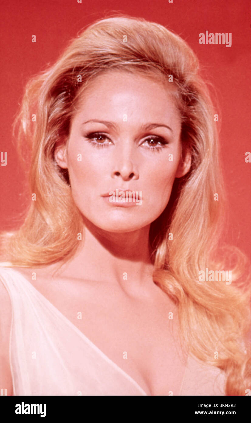 Ursula andress immagini e fotografie stock ad alta risoluzione - Alamy