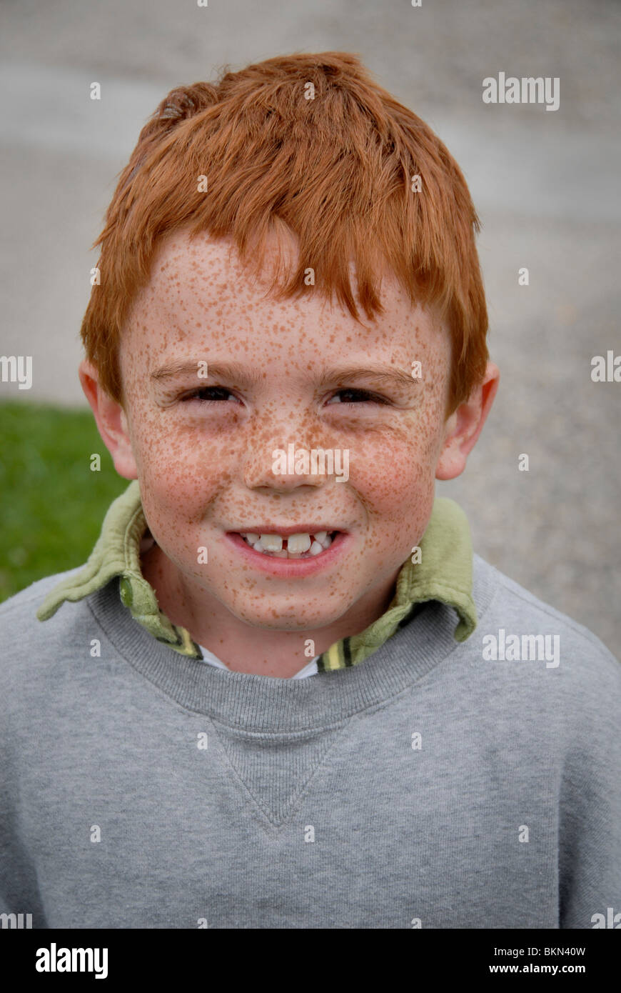 Ragazzo con le lentiggini immagini e fotografie stock ad alta risoluzione - Alamy