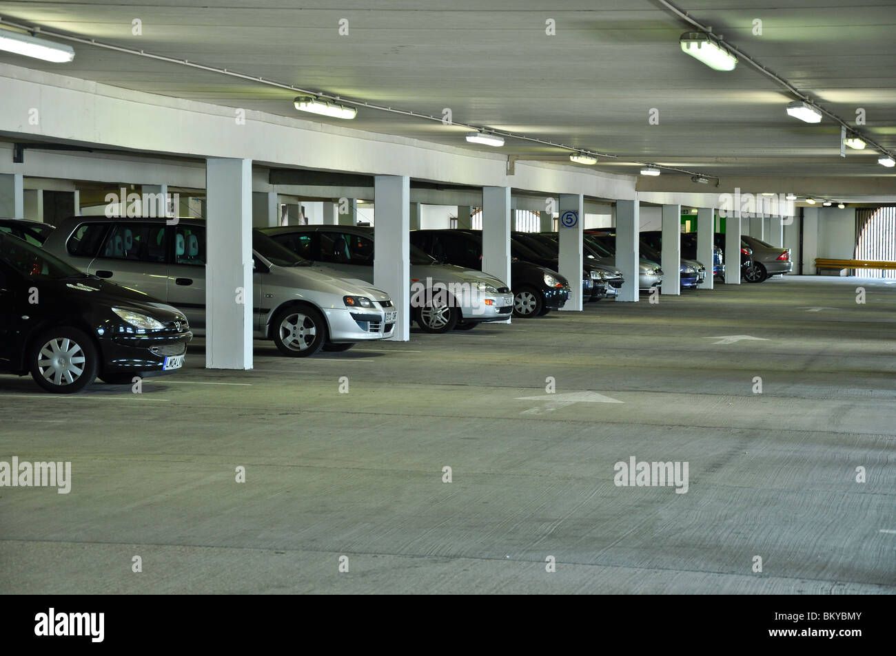 Parcheggio multipiano immagini e fotografie stock ad alta risoluzione ...