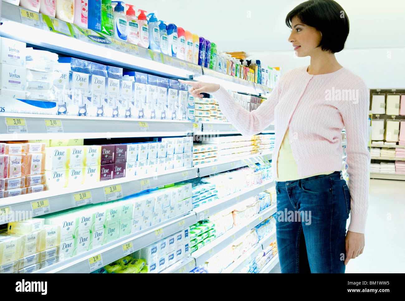 Donna che sceglie i prodotti dello shampoo immagini e fotografie stock ...