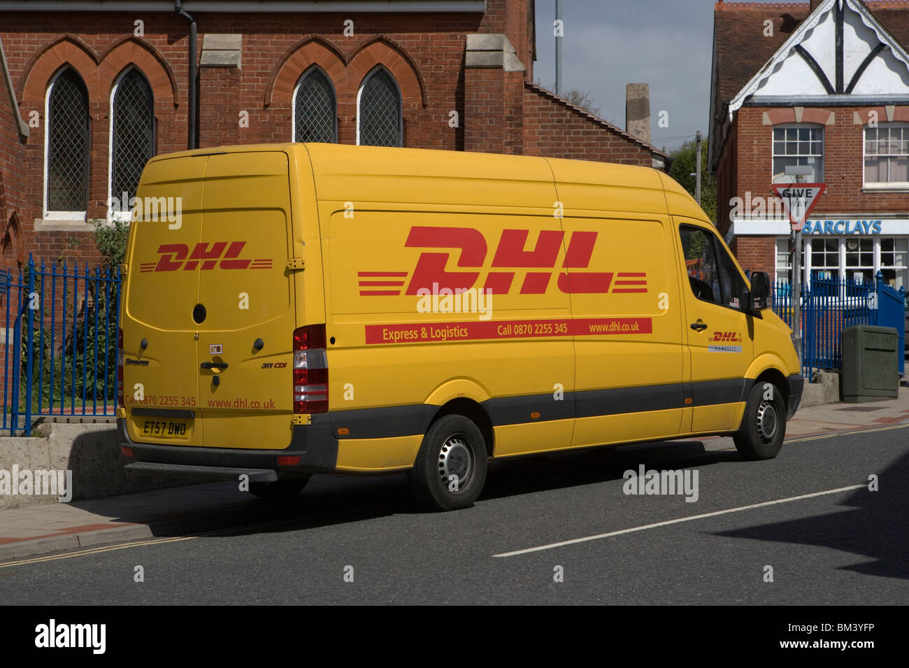 Dhl express delivery van immagini e fotografie stock ad alta ...