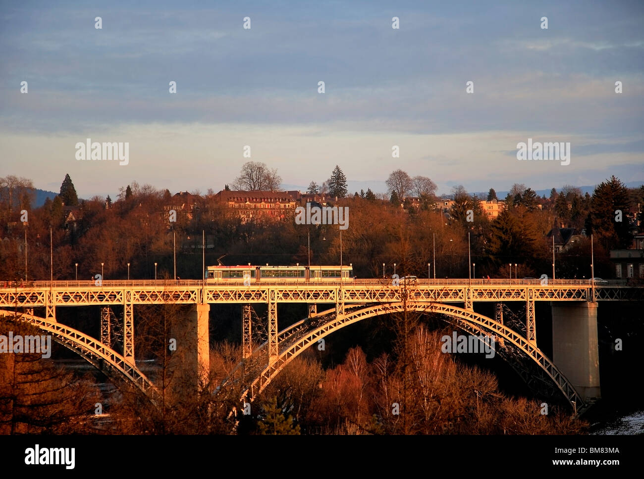 Una fermata del tram che passa sopra il fiume Aare bridge UNESCO World ...