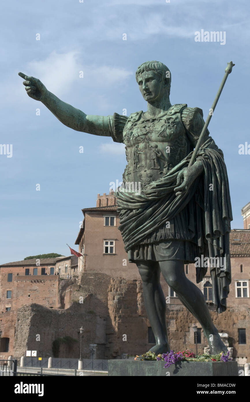 Roma, Italia. Statua di bronzo di imperatore romano Ottaviano Augusto ...