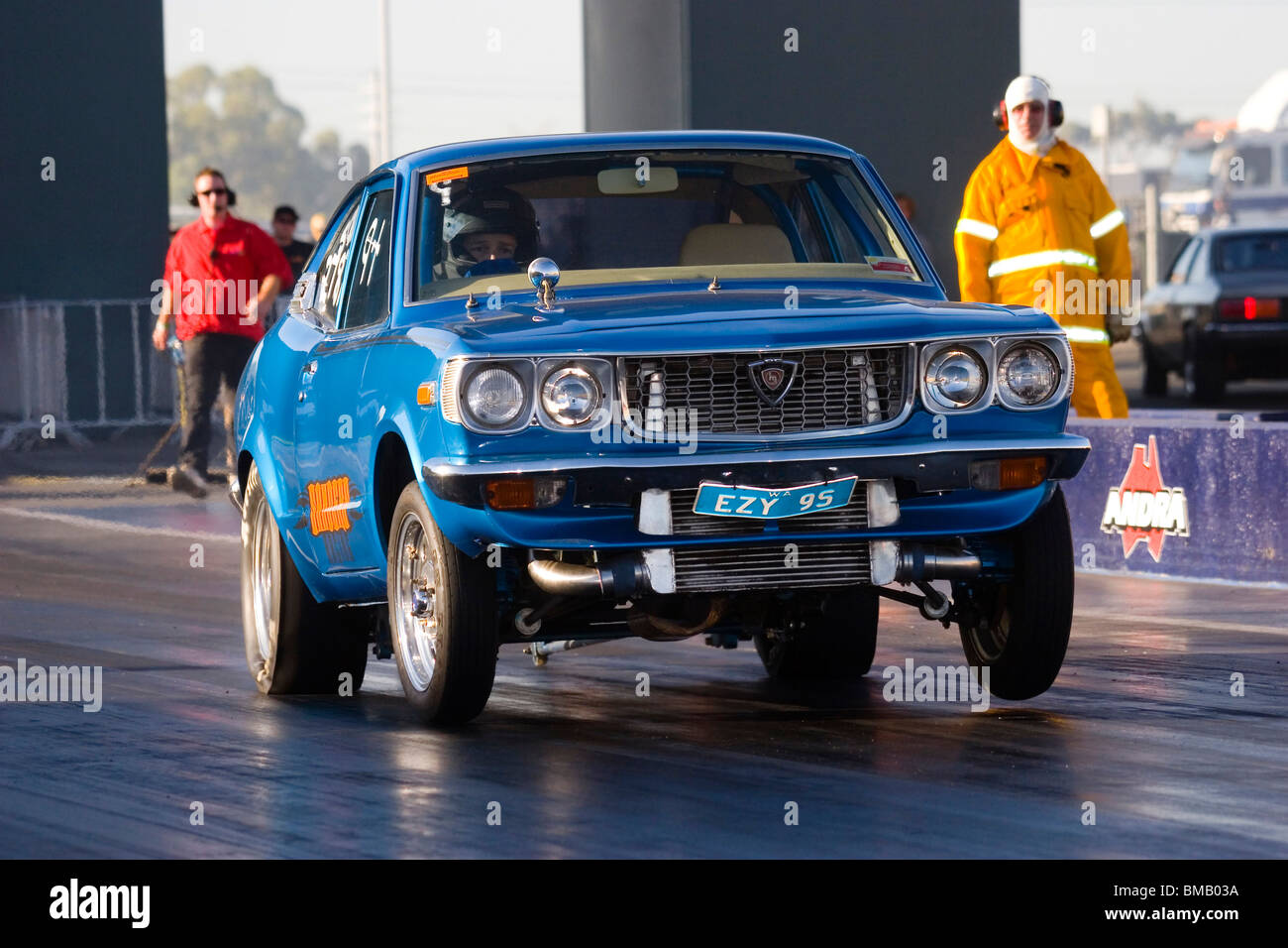 Australian drag racer, Lee Sanders, solleva le ruote anteriori della ...