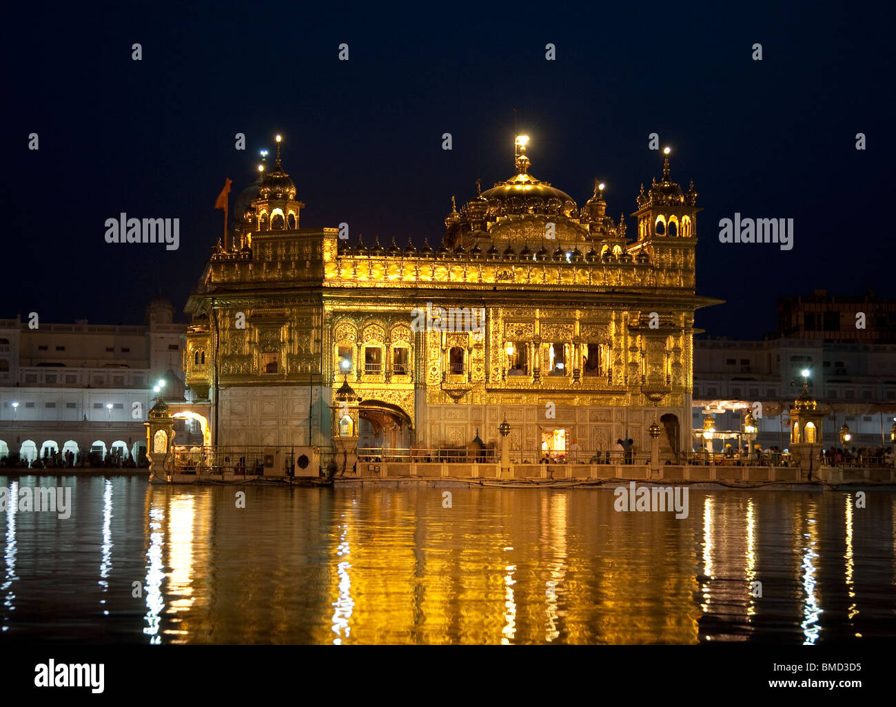 Tempio d'oro o Sri Darbar Sahib ad Amritsar (India). I sikh in tutto il ...