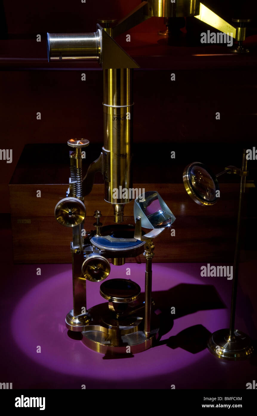 Old fashioned microscope immagini e fotografie stock ad alta ...