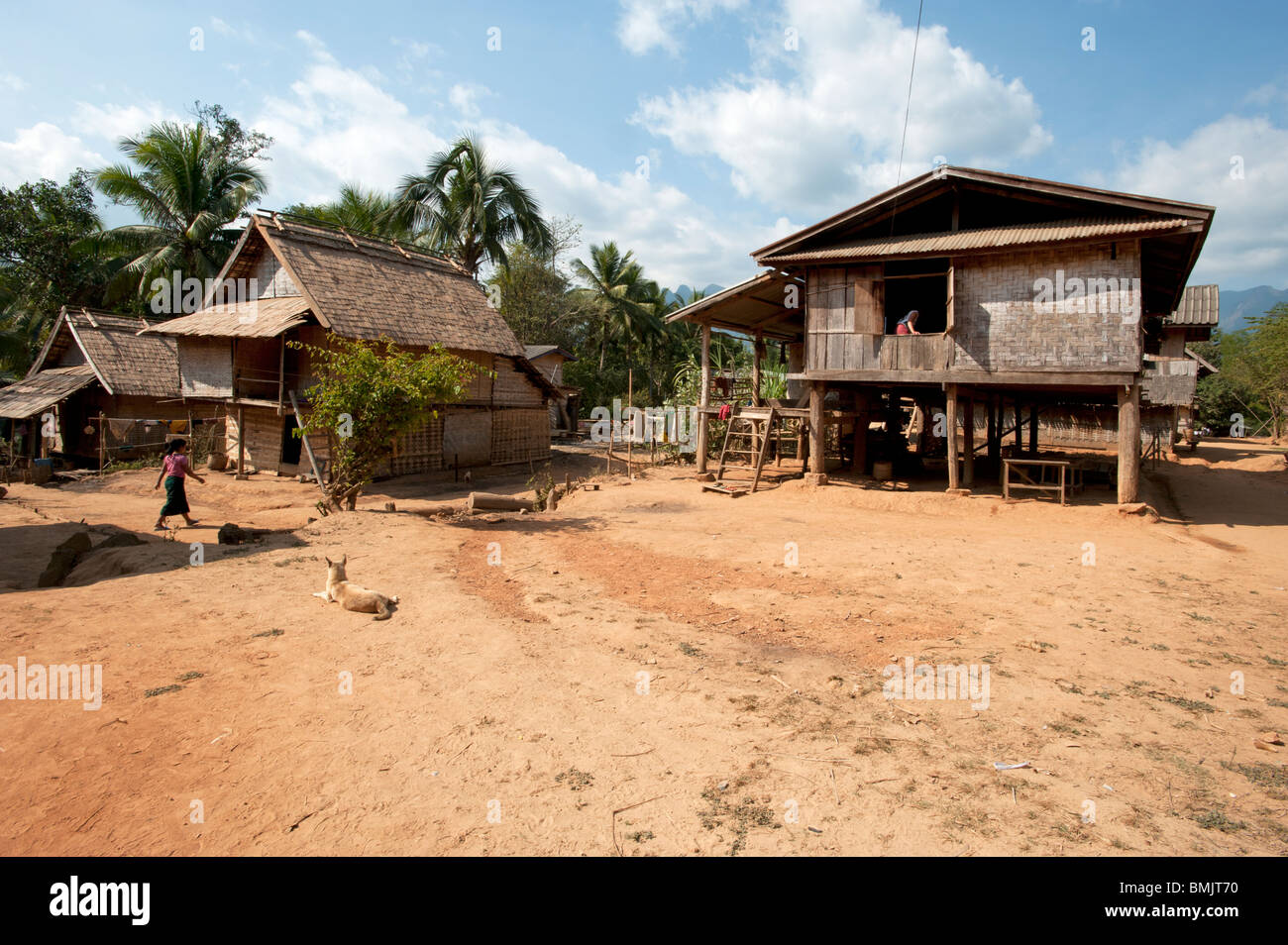 Il rattan & palafitta in un villaggio tribale in Vong Xai provincia ...