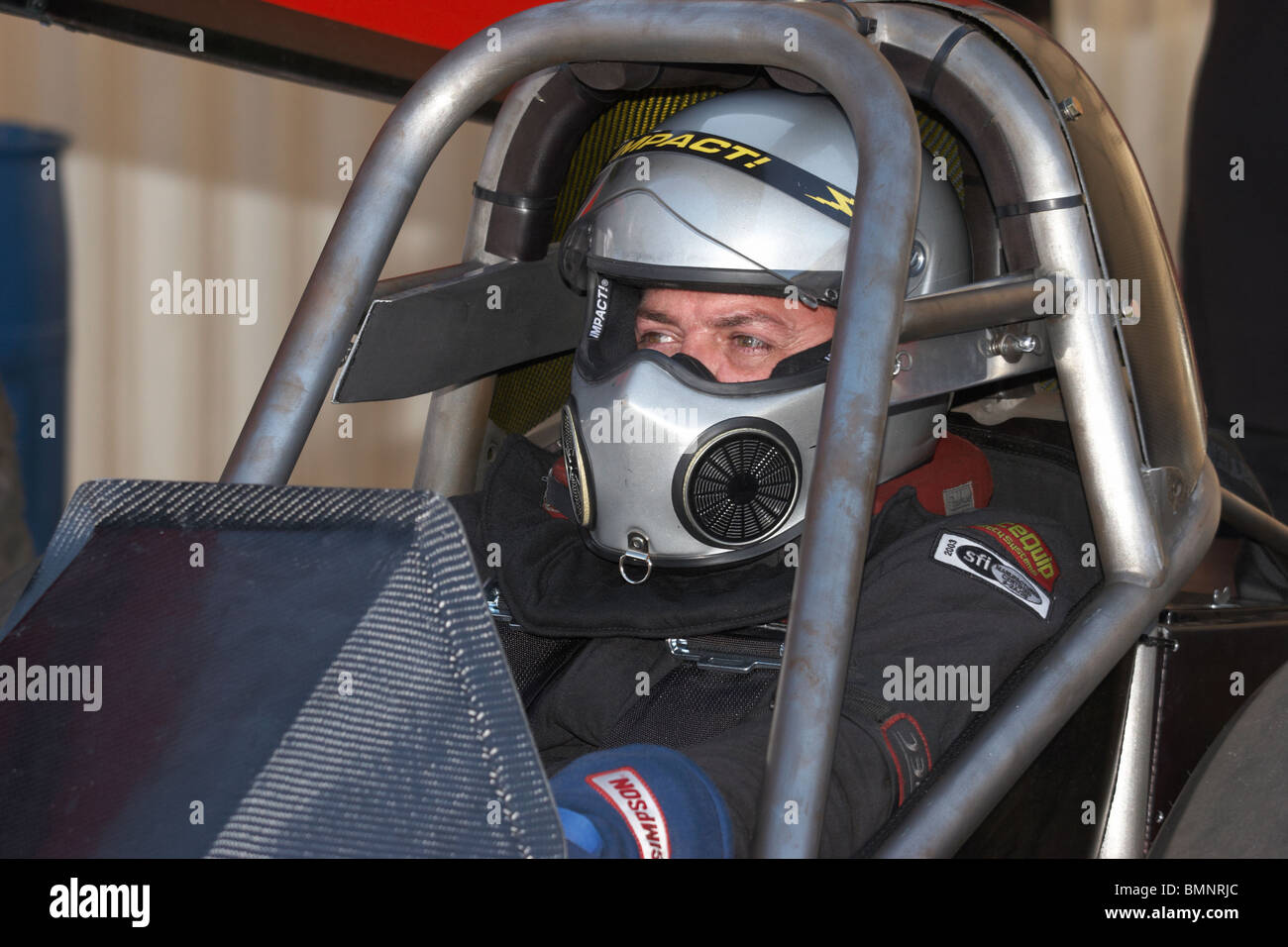 Un drag racing driver concorrente si siede comodamente nella sua corsa ...