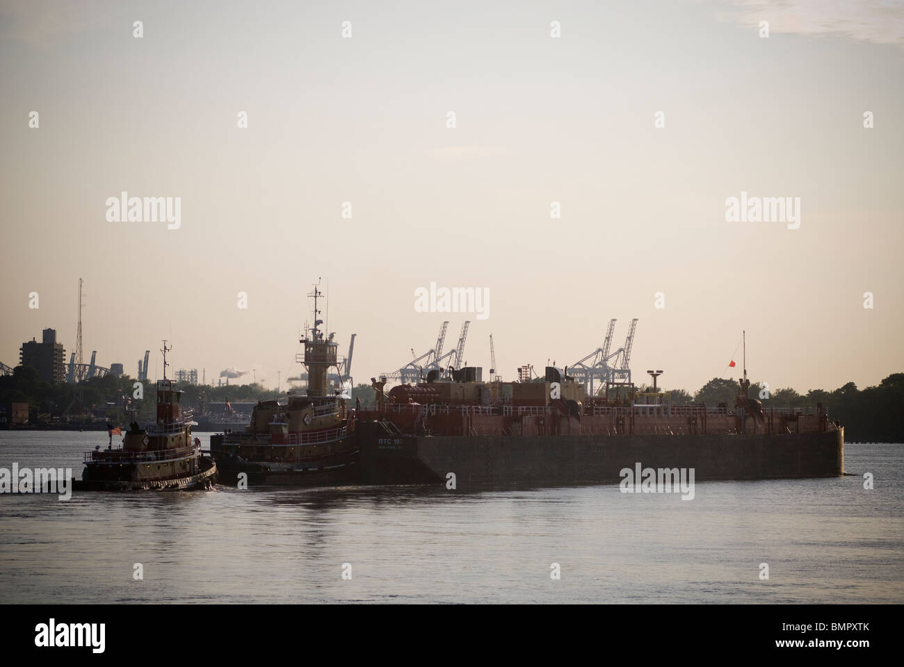 Rimorchiatori entrando in Newark Bay si muovono chiatte laden con ...
