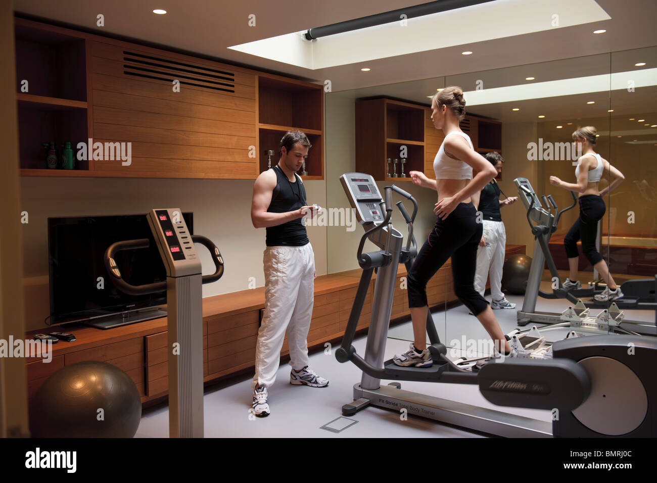 Montare donna con personal trainer Foto stock - Alamy